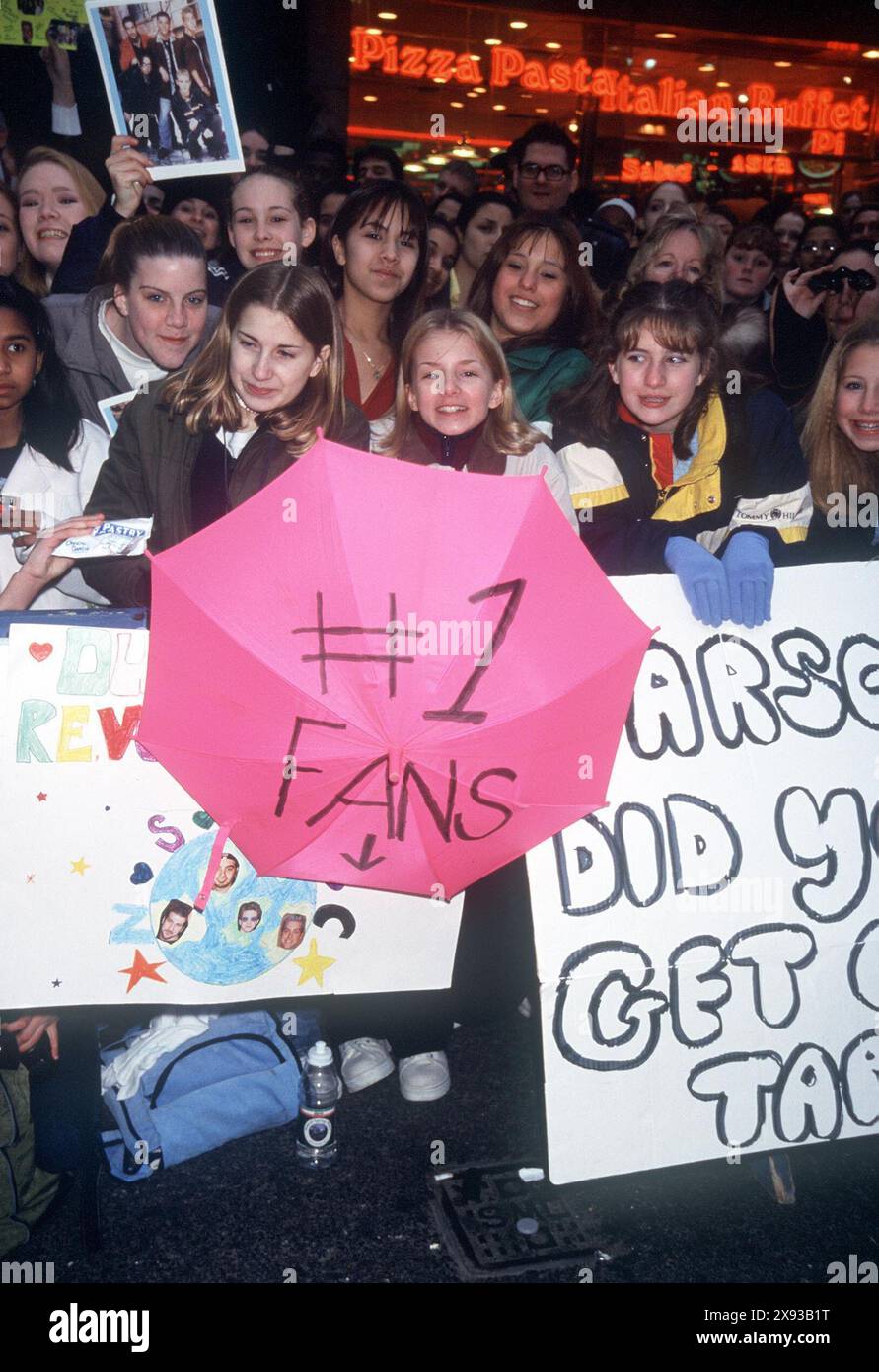 K18291WW: NSYNC'S DEBUT ALBUM .VIRGIN MEGASTORE, NYC 03/21/2000.FANS IN ...