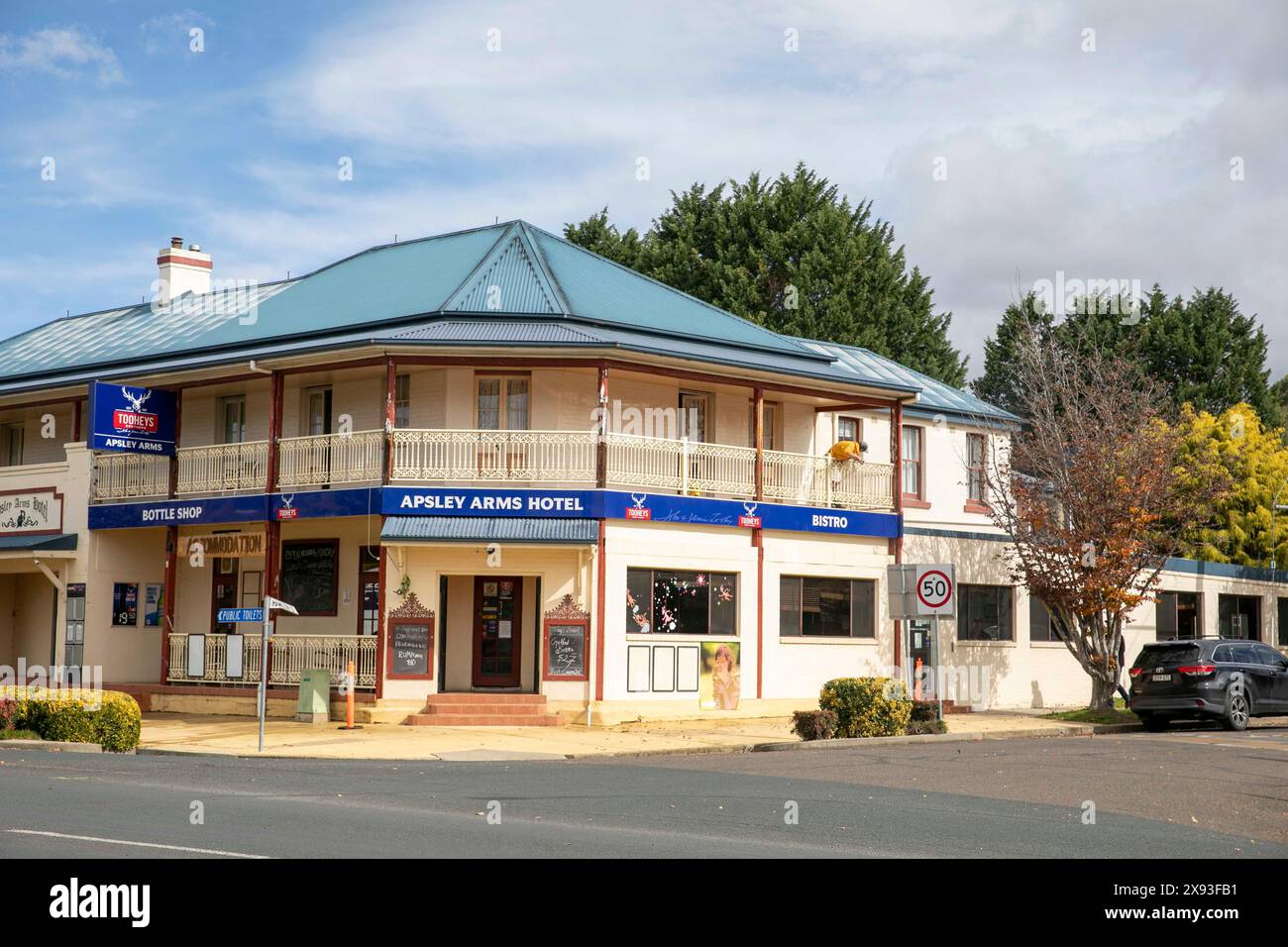 Walcha town in New South Wales, Apsley Arms Hotel bar and pub in this ...