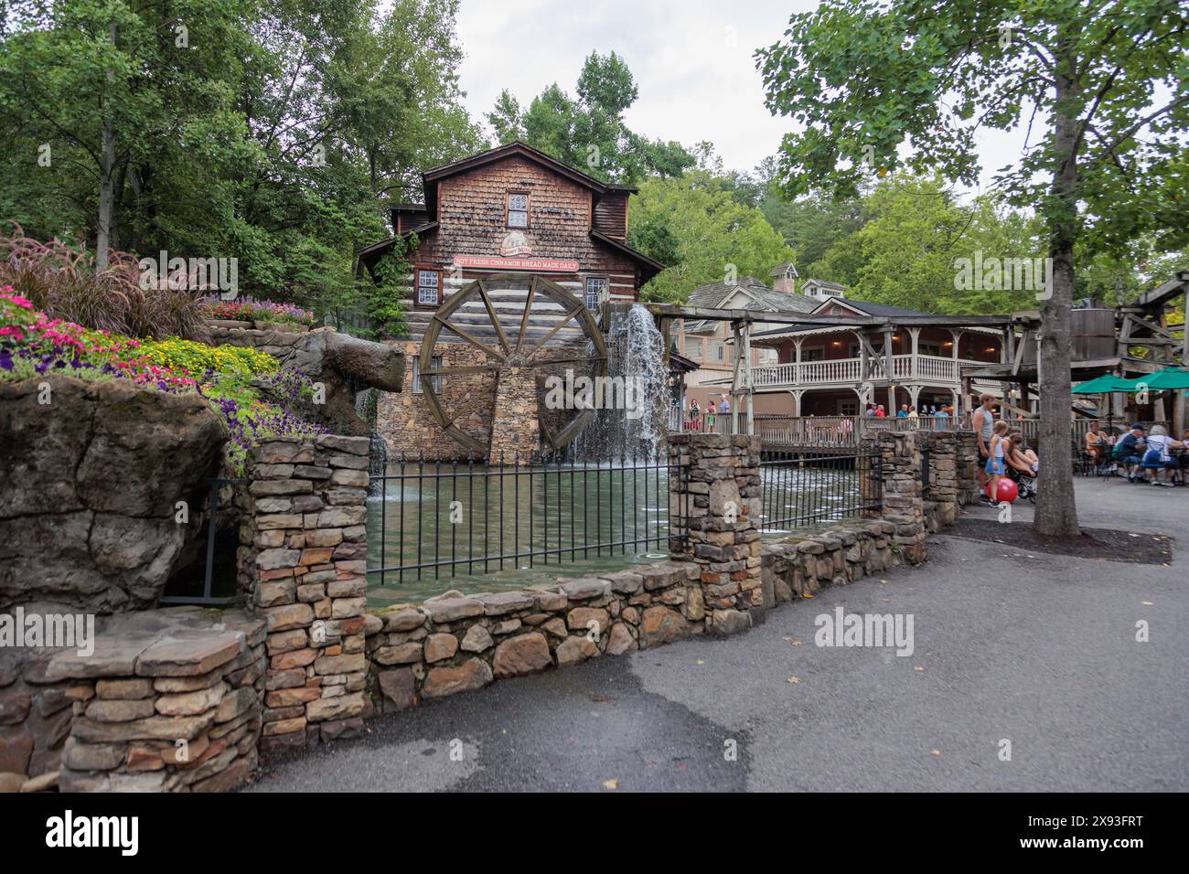 Dollywood Grist Mill at the Dollywood amusement park in Pigeon Forge, TN Stock Photo - Alamy