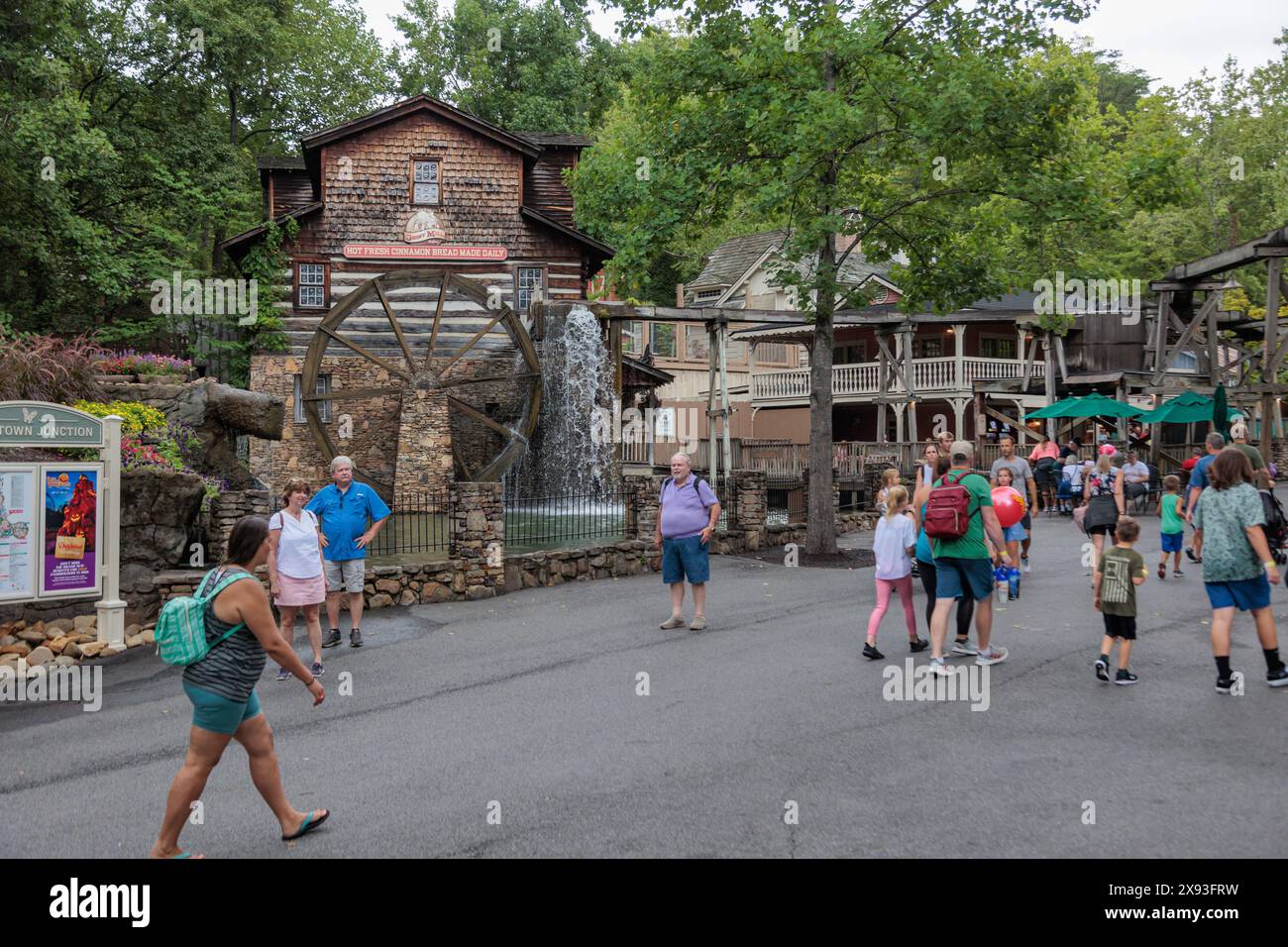 Dollywood Grist Mill at the Dollywood amusement park in Pigeon Forge, TN Stock Photo - Alamy