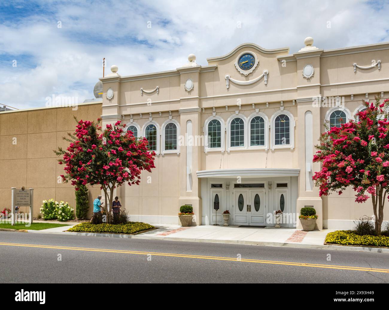 Front entrance to Blue Bell Creameries Country Store and Ice Cream ...