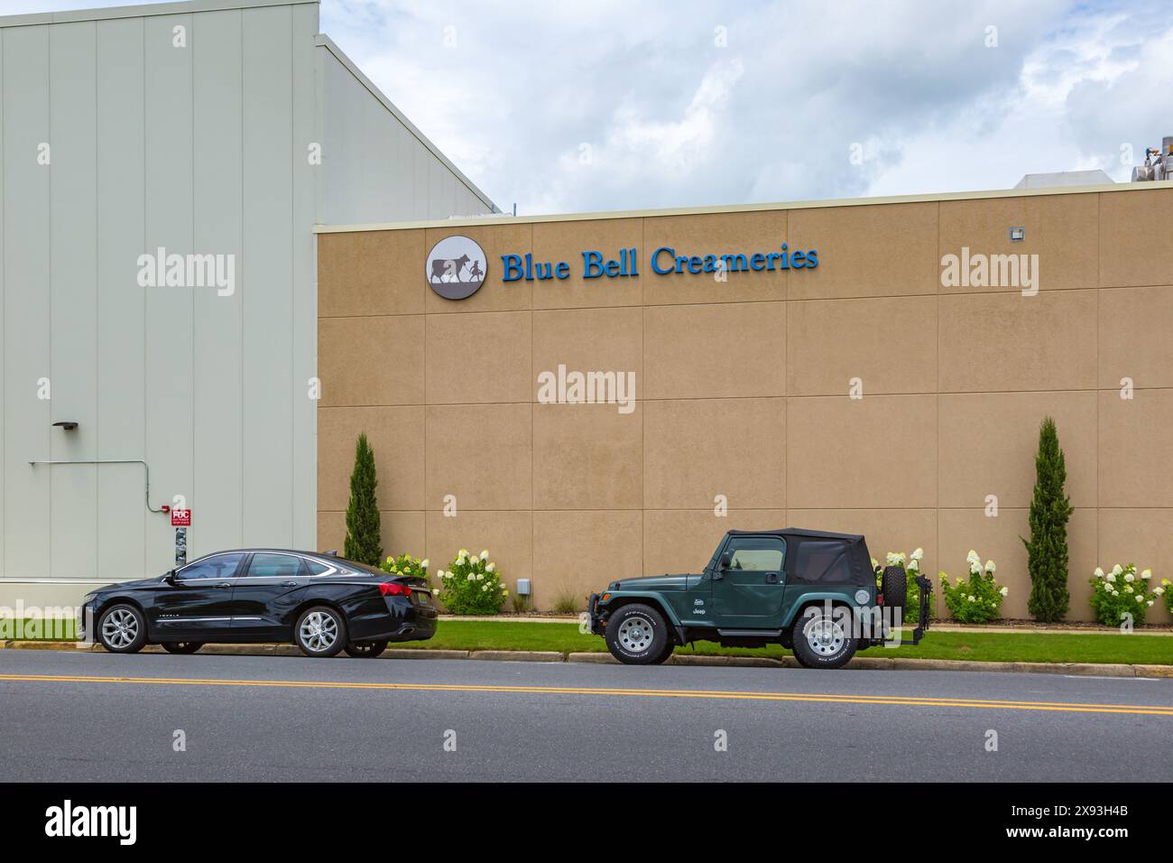 Cars parked outside the Blue Bell Creameries Country Store and Ice ...