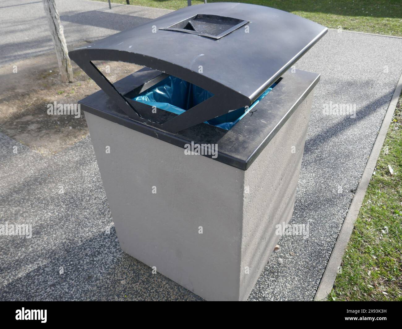 Covered trash can garbage hi-res stock photography and images - Alamy
