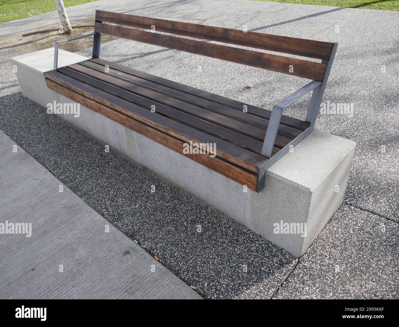 Modern wood metal and concrete park bench outside Stock Photo - Alamy
