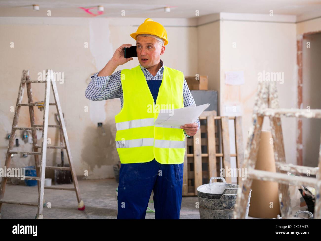 Construction worker having telephone conversation Stock Photo - Alamy