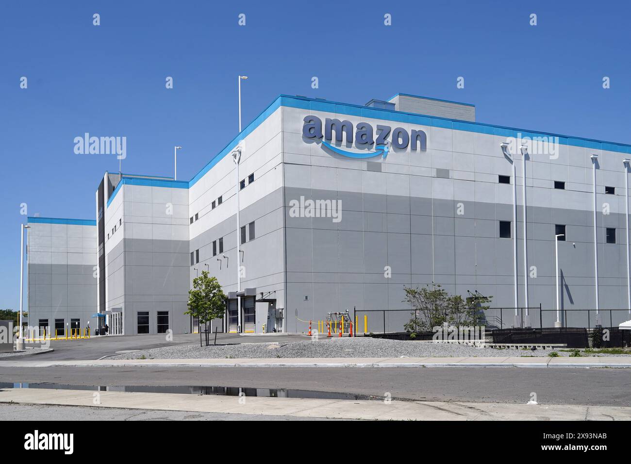 Exterior of large Amazon warehouse building Stock Photo - Alamy