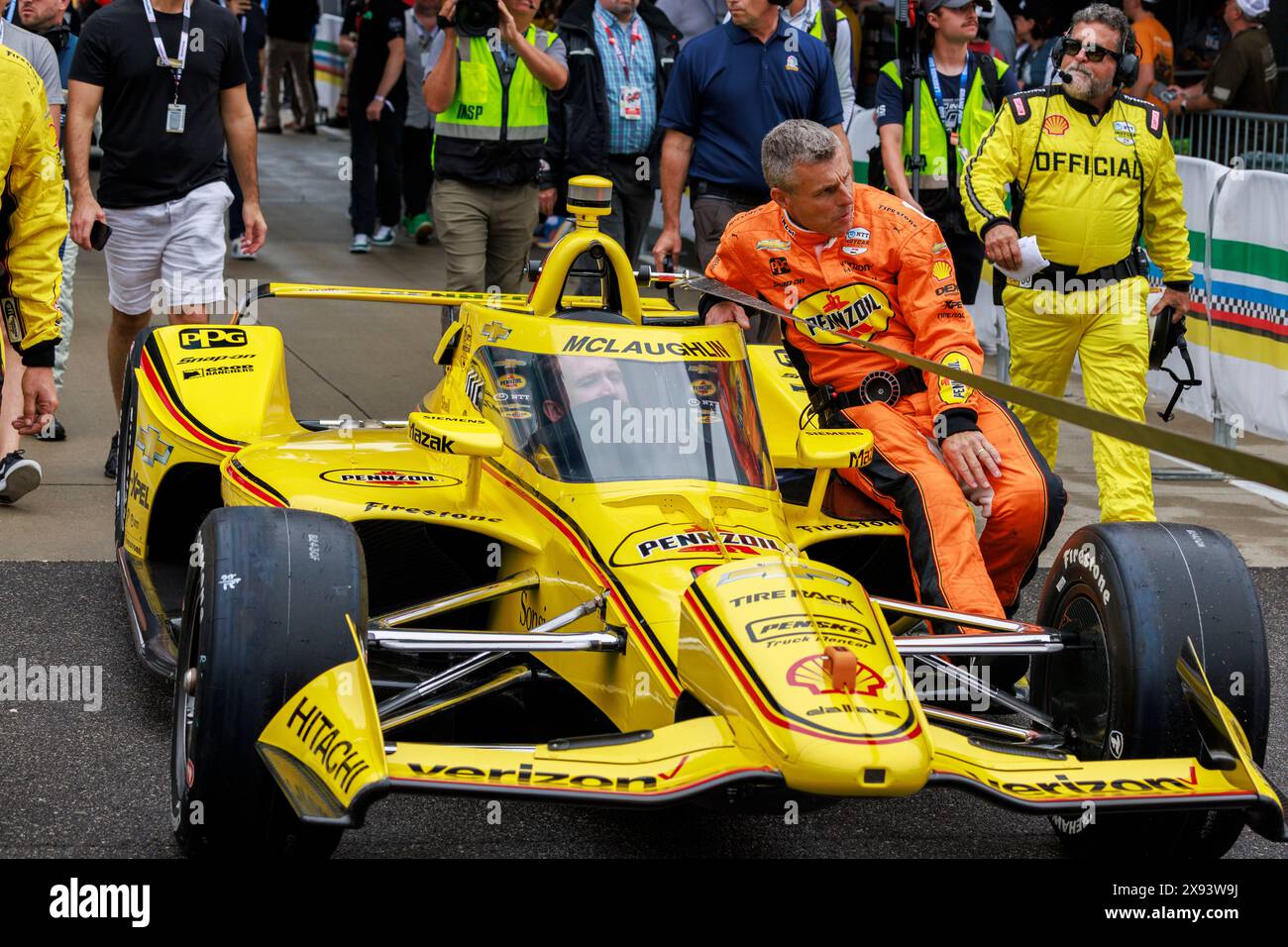 INDIANAPOLIS, INDIANA - MAY 26: Crew members of Scott McLaughlin take ...
