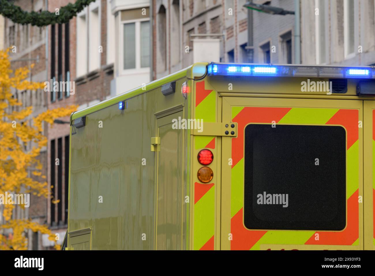 Ambulance traffic signal hi-res stock photography and images - Alamy