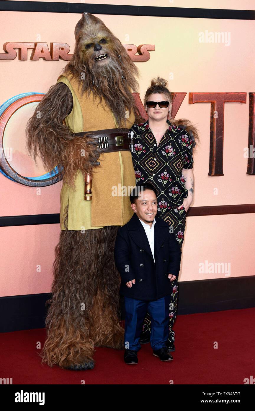 Kelnacca, Gast und Leslye Headland bei der Premiere der Disney Serie ...