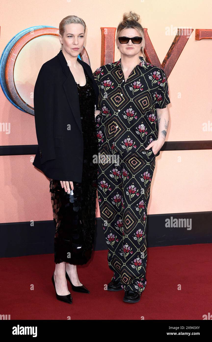 Rebecca Henderson und Leslye Headland bei der Premiere der Disney Serie ...