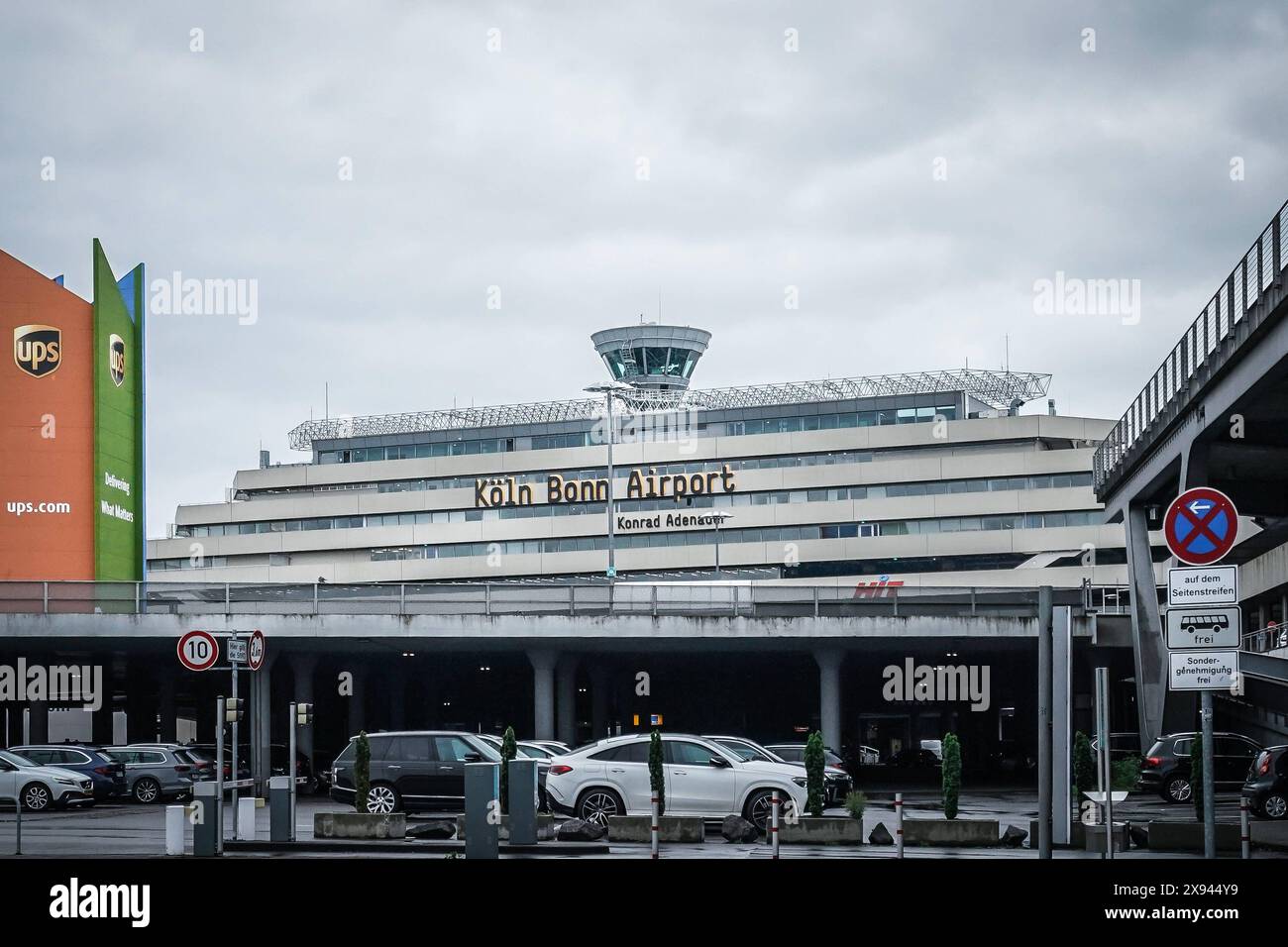 Ups logistikzentrum hi-res stock photography and images - Alamy