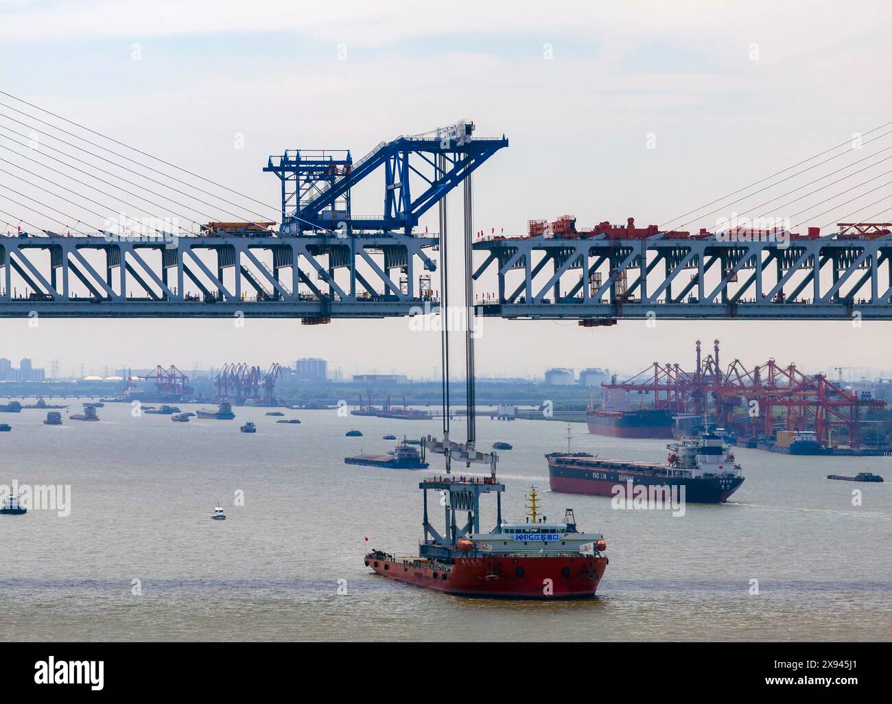 TAIZHOU, CHINA - MAY 29, 2024 - Workers take aerial photos to lift the ...