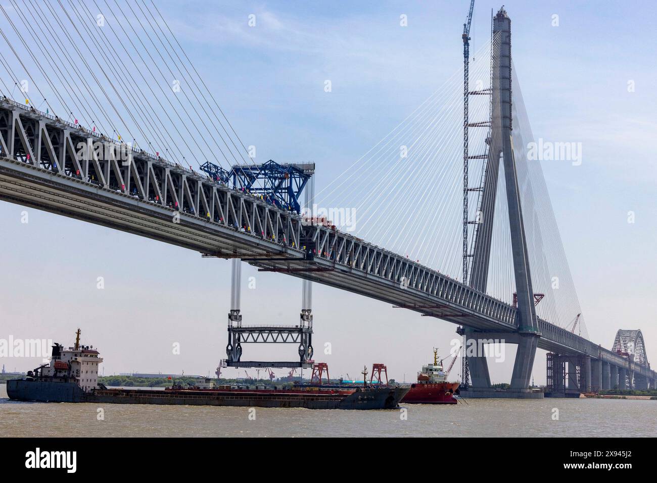 TAIZHOU, CHINA - MAY 29, 2024 - Workers take aerial photos to lift the ...