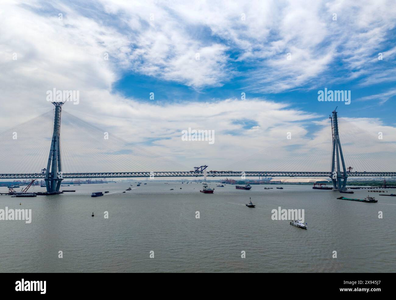 TAIZHOU, CHINA - MAY 29, 2024 - Workers take aerial photos to lift the ...