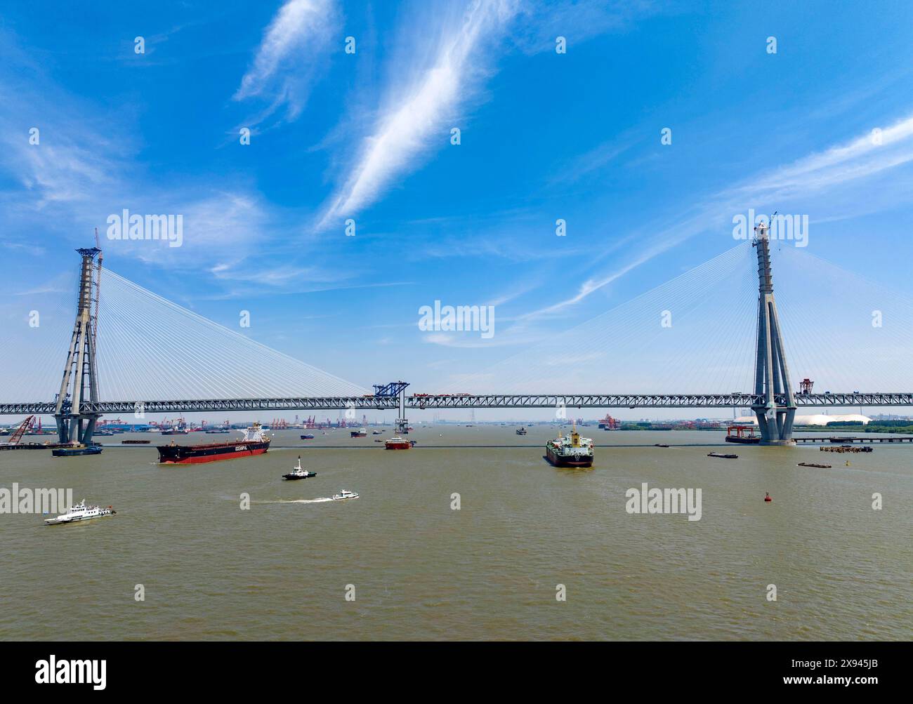 TAIZHOU, CHINA - MAY 29, 2024 - Workers take aerial photos to lift the ...