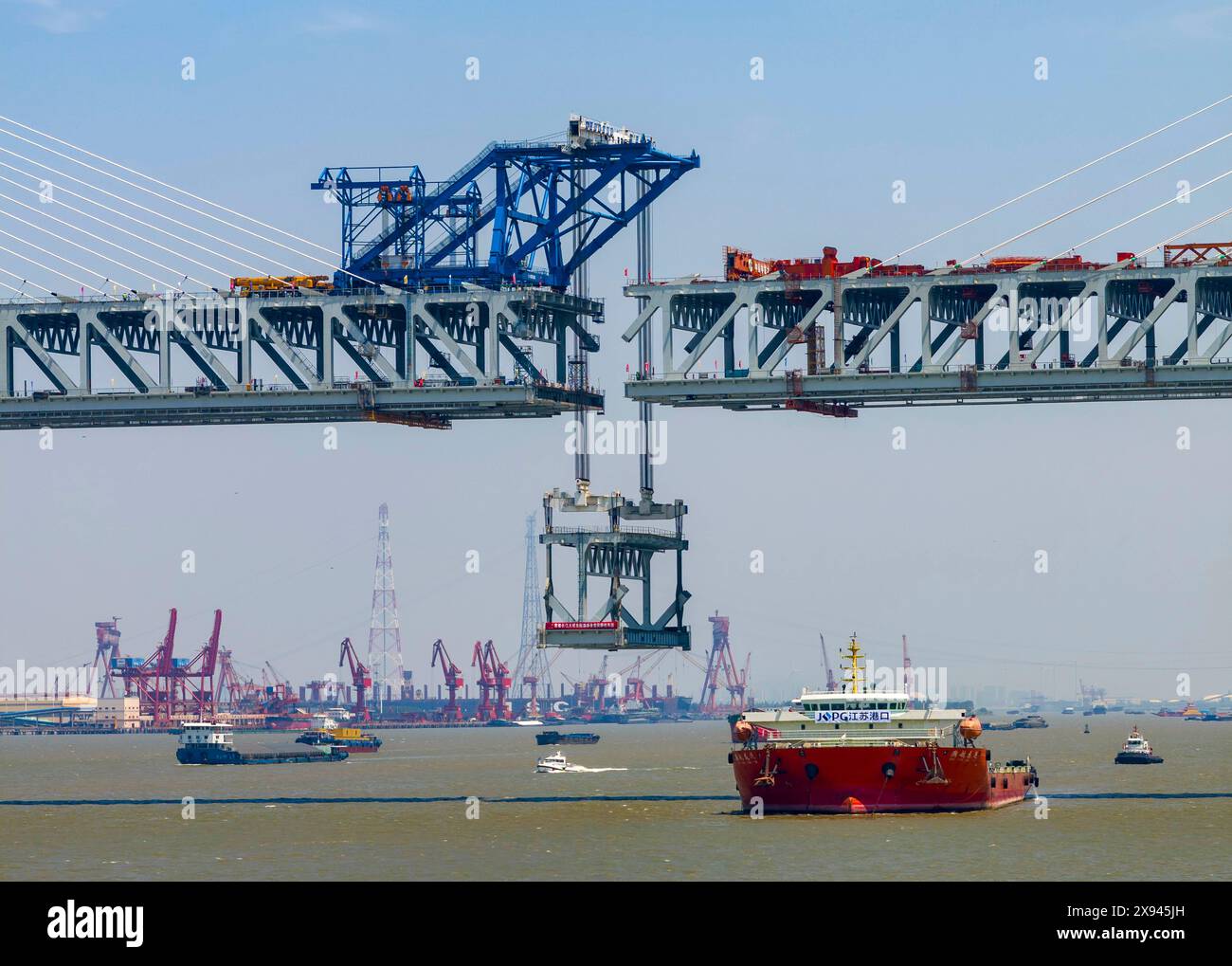 TAIZHOU, CHINA - MAY 29, 2024 - Workers take aerial photos to lift the ...