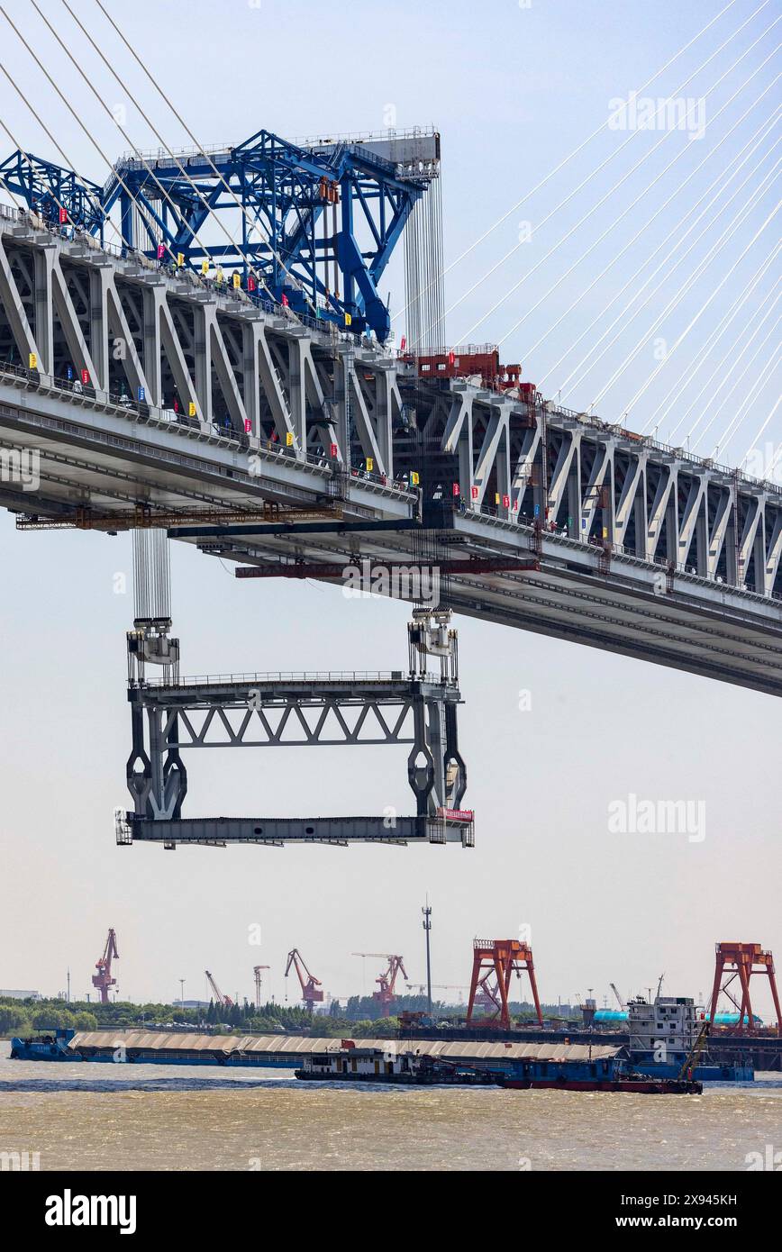 TAIZHOU, CHINA - MAY 29, 2024 - Workers take aerial photos to lift the ...