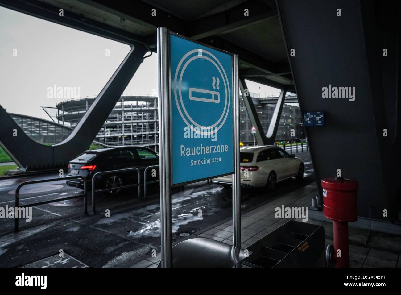 Raucherzone, Schild, blaue Farbe, Symbol, Zigarette, Flughafen ...