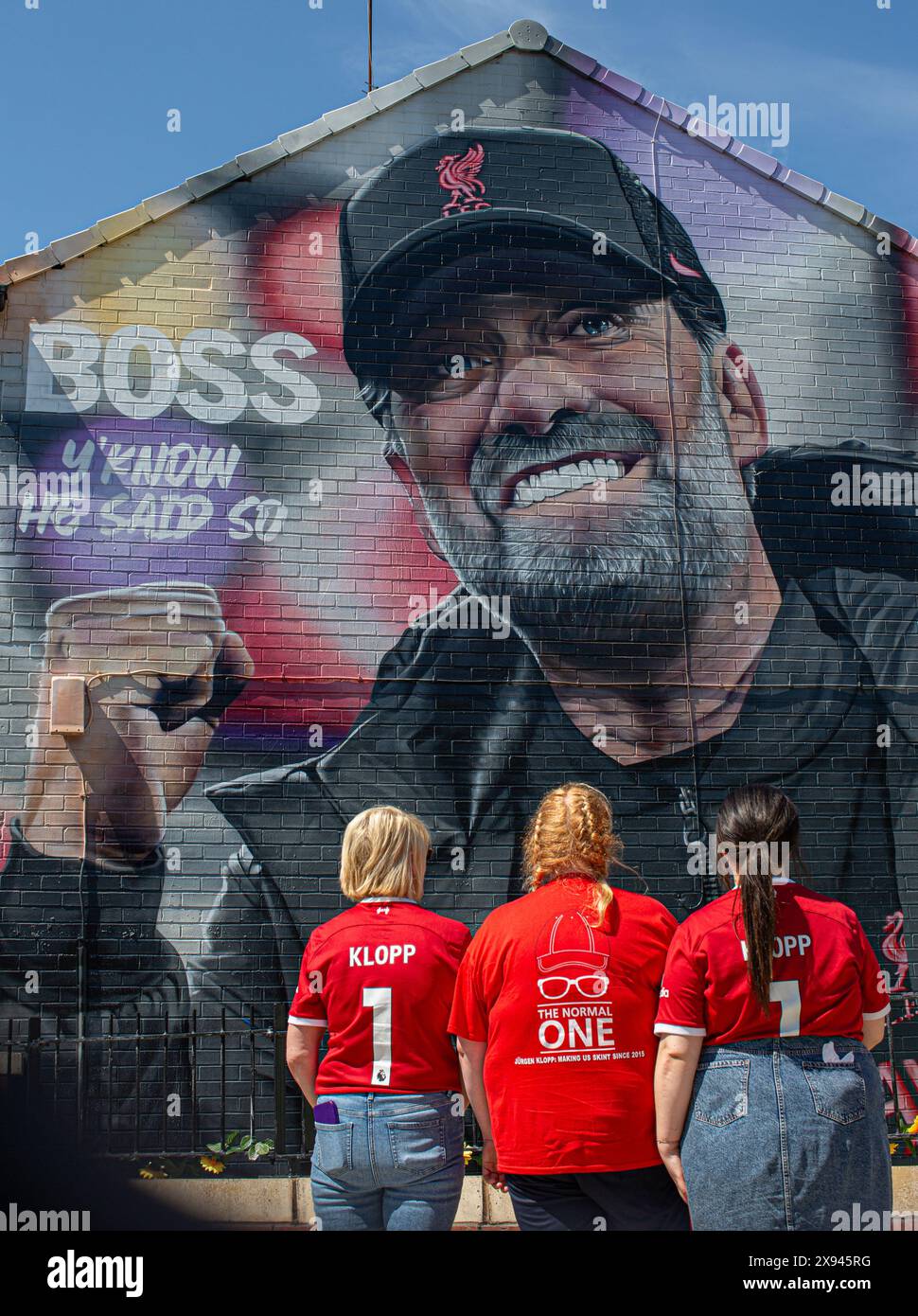 LIVERPOOL, ENGLAND - MAY 19: Jurgen Klopp fans in front of tribute ...