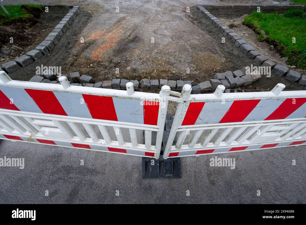 Halt , hier geht es nicht weiter. Gesperrt wegen Bauarbeiten. Seeon ...