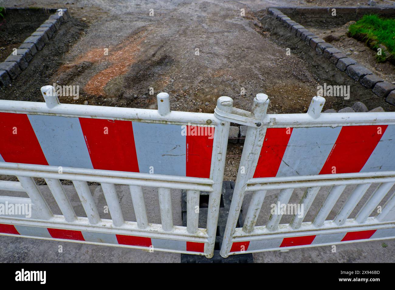 Halt , hier geht es nicht weiter. Gesperrt wegen Bauarbeiten. Seeon ...