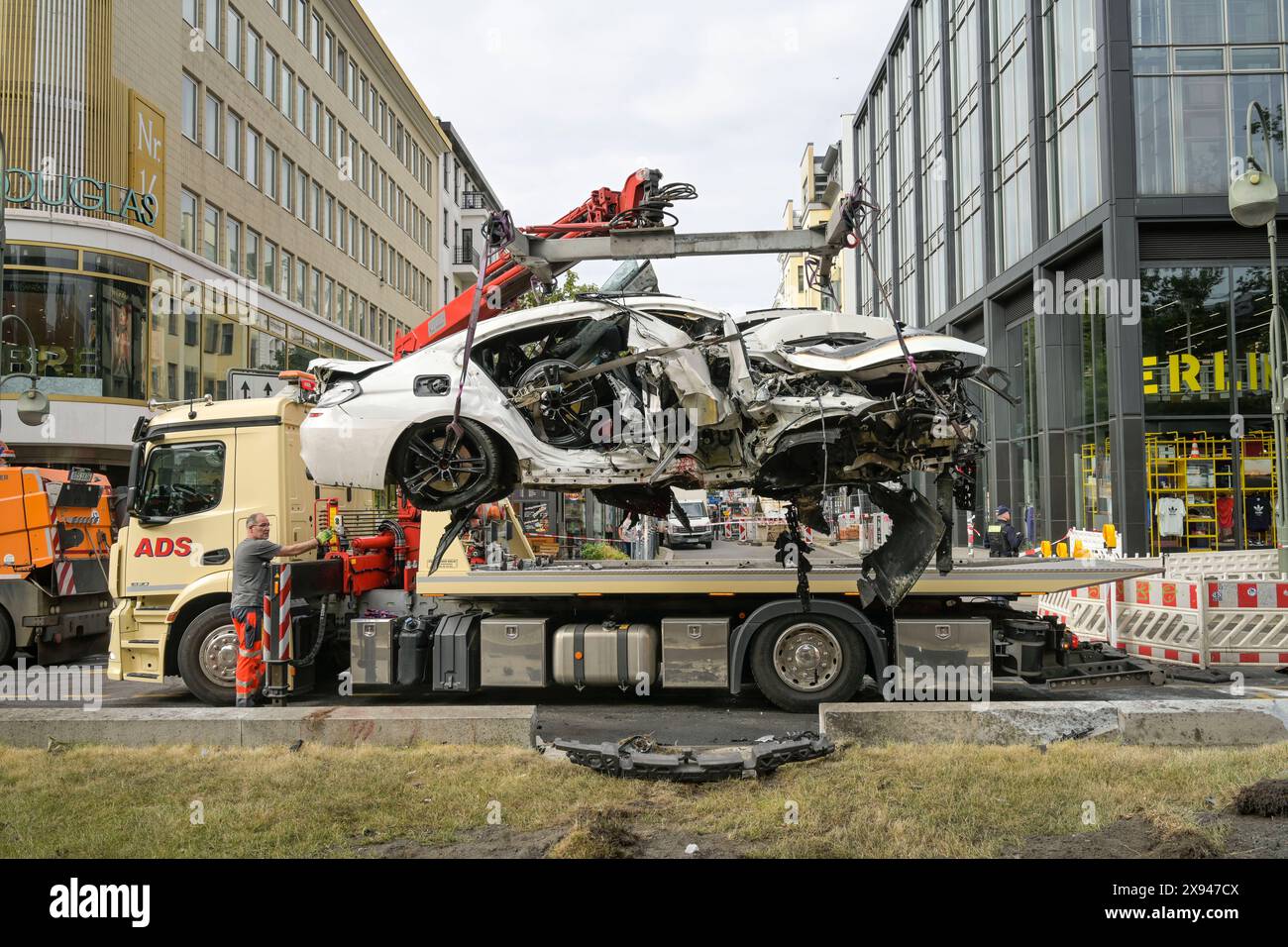 29.05.24. Autounfall, Abschleppwagen, Tauentzienstraße, Charlottenburg ...