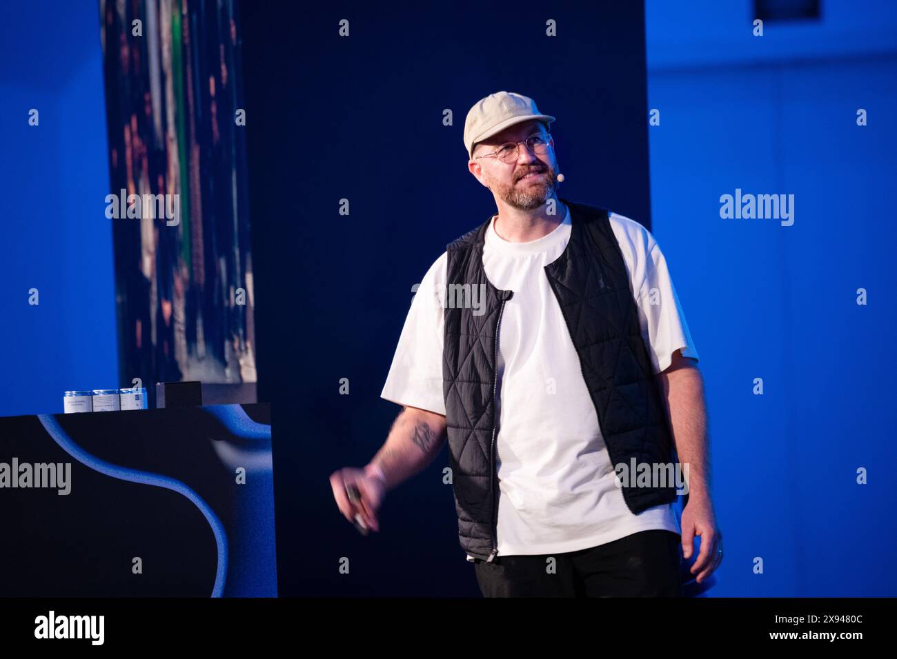 Mike Alderson from the ManVSMachine Agency presents on the main Roots ...