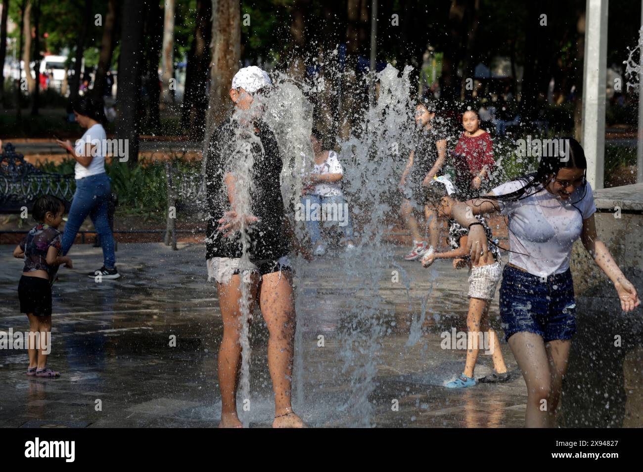 Getting wet fountain hi-res stock photography and images - Alamy