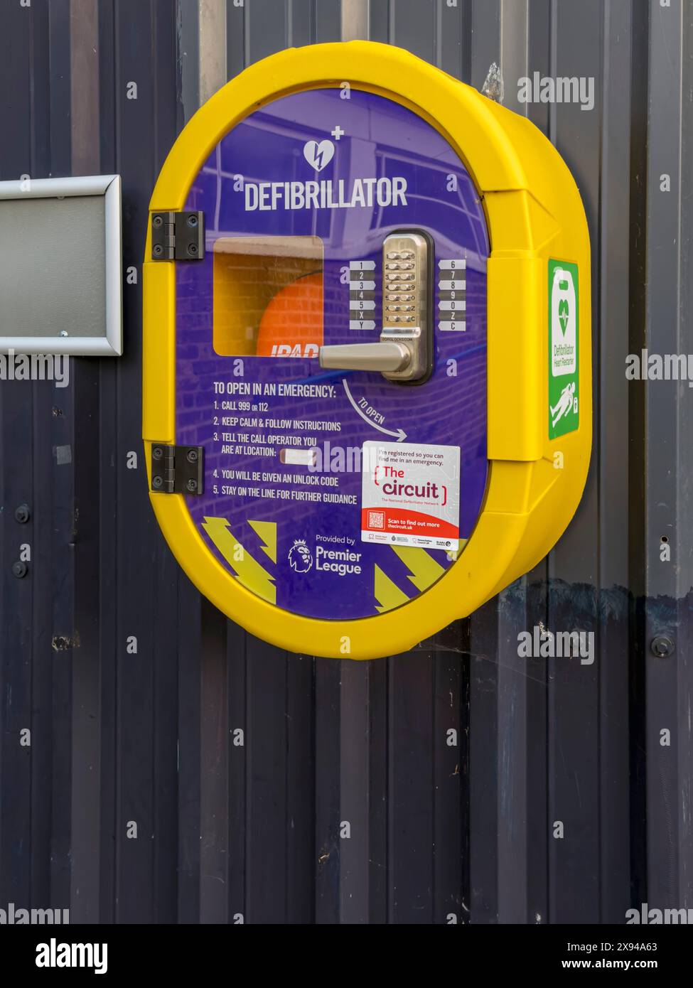 Defibrilator mounted on wall Stock Photo - Alamy