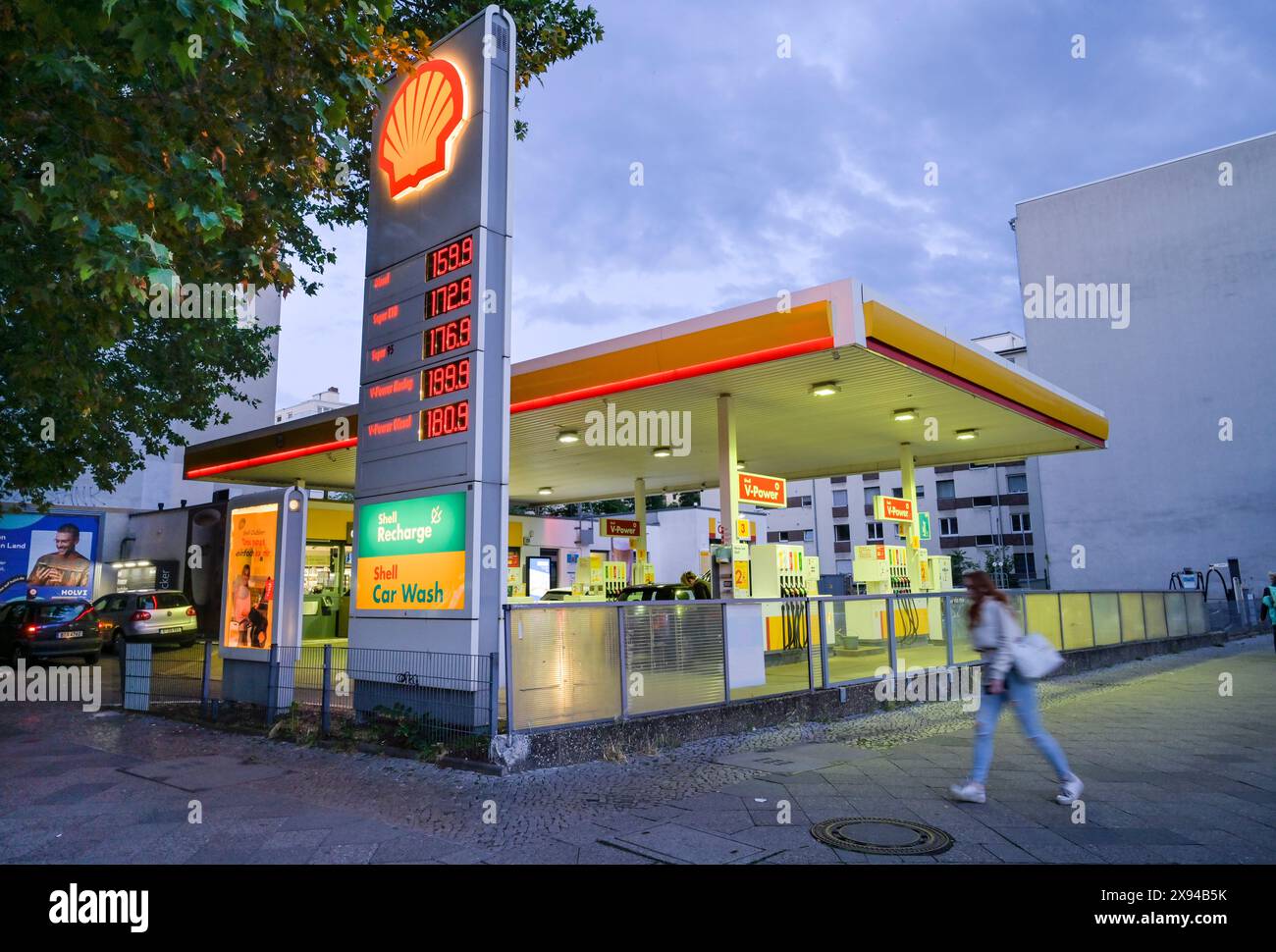 Tankstelle logo hi-res stock photography and images - Alamy