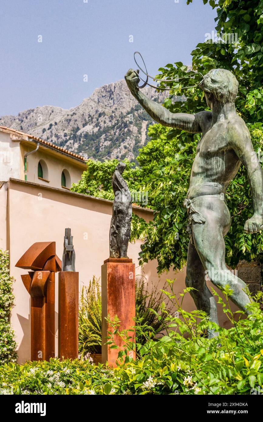 Foner, bronze sculpture, LLorenç Roselló, Modernist style building of ...