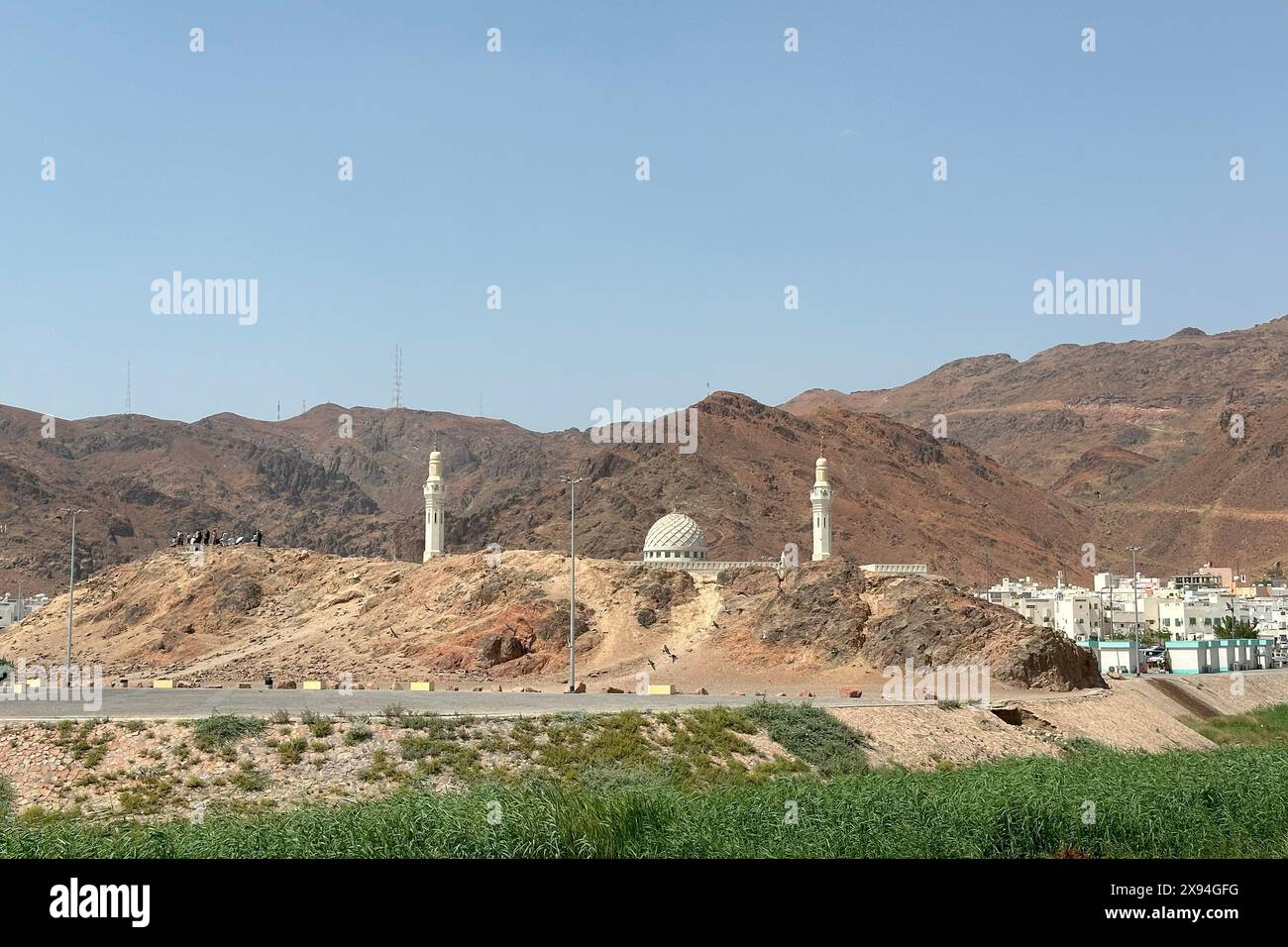 Mount uhad. Masjid sayed al shuhada Jabal Uhud where Muslim archers ...