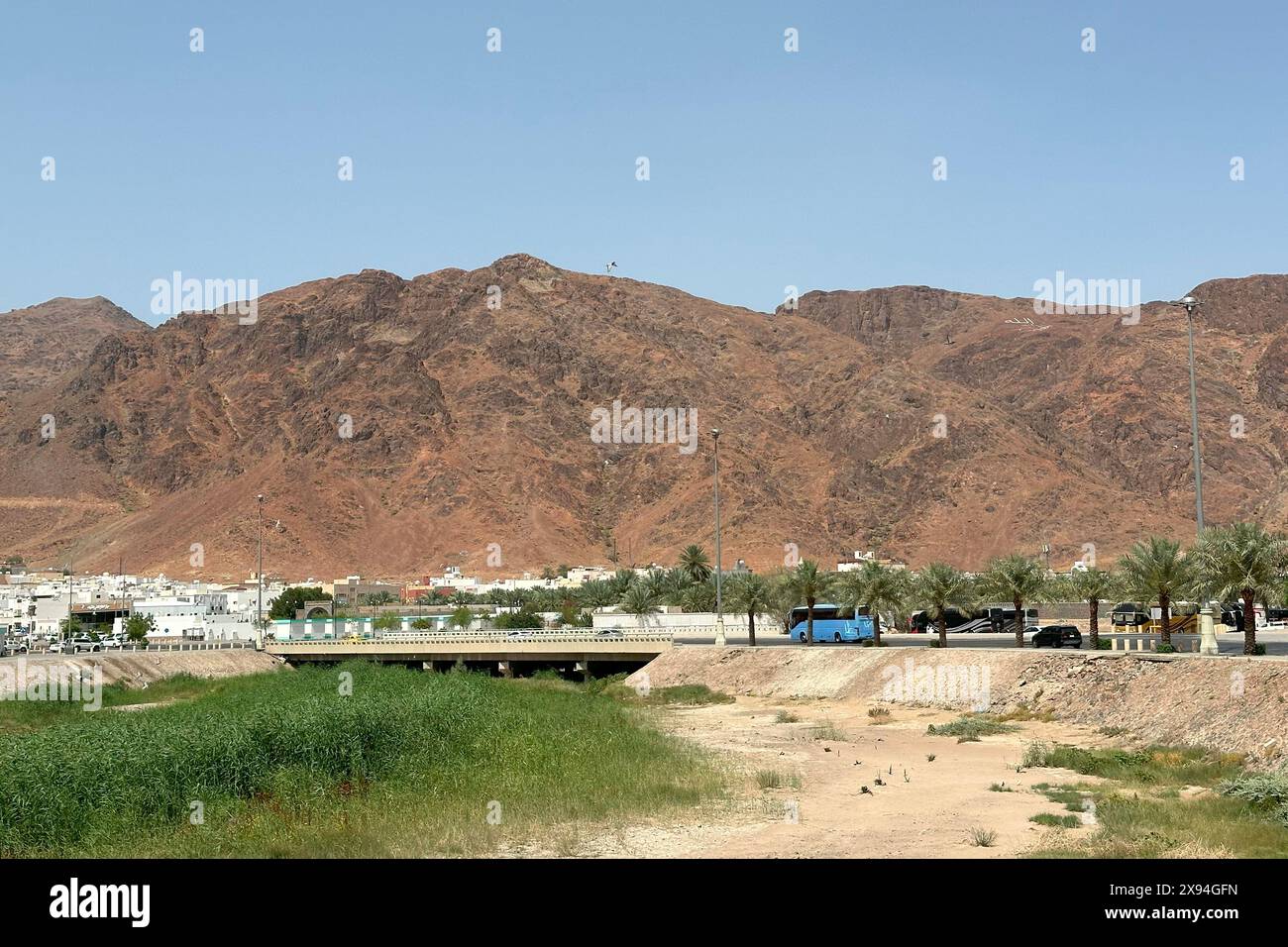Mount uhad. Masjid sayed al shuhada Jabal Uhud where Muslim archers ...