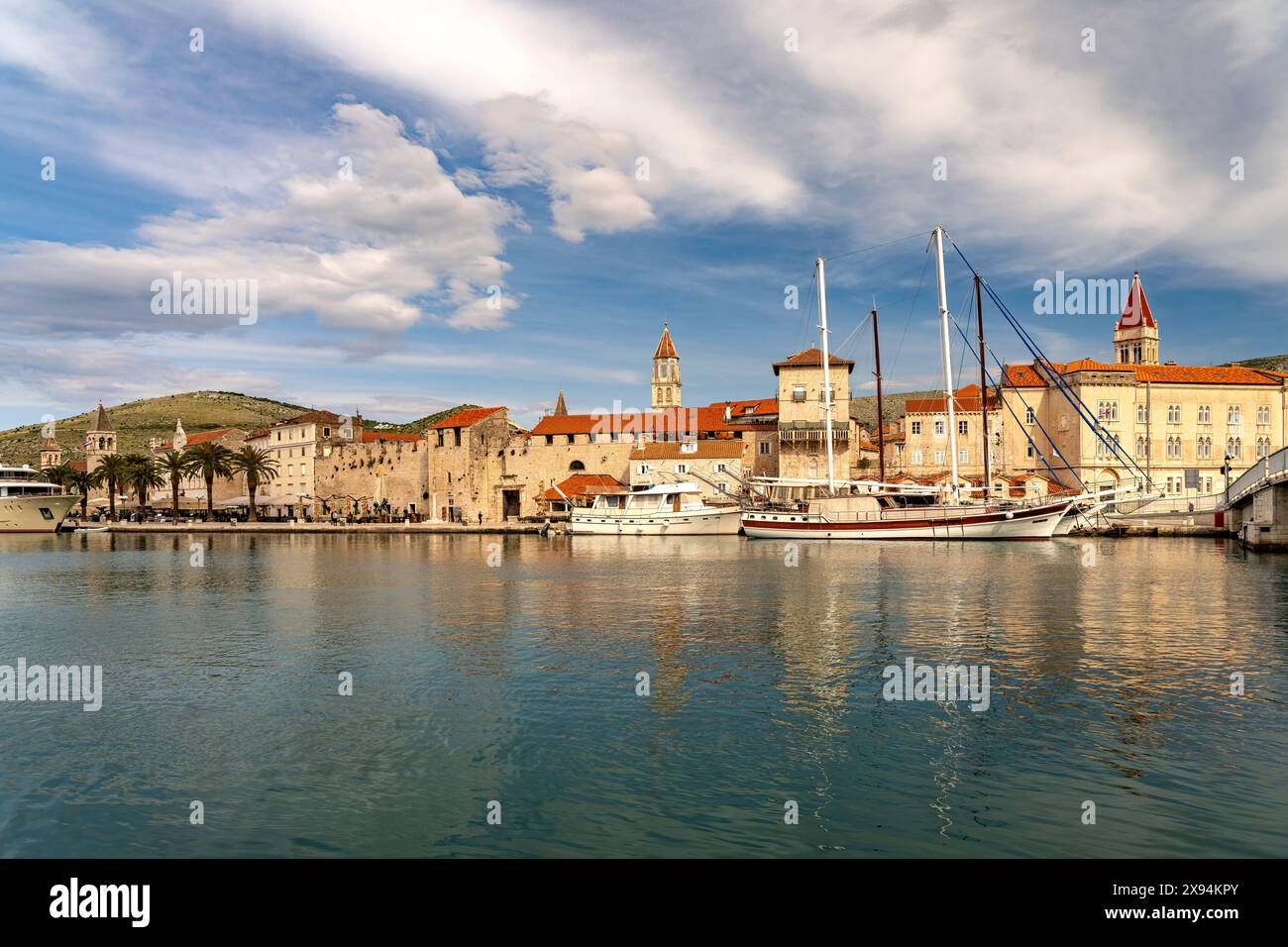 Segelboot vor der Stadtansicht der Altstadt von Trogir, Kroatien ...