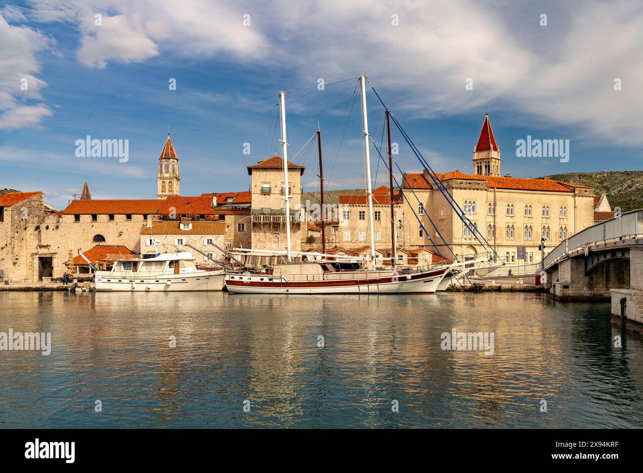 Segelboot vor der Stadtansicht der Altstadt von Trogir, Kroatien ...