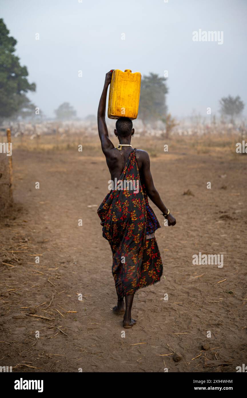 Mundari woman with water canister on her head, Mundari tribe, South ...