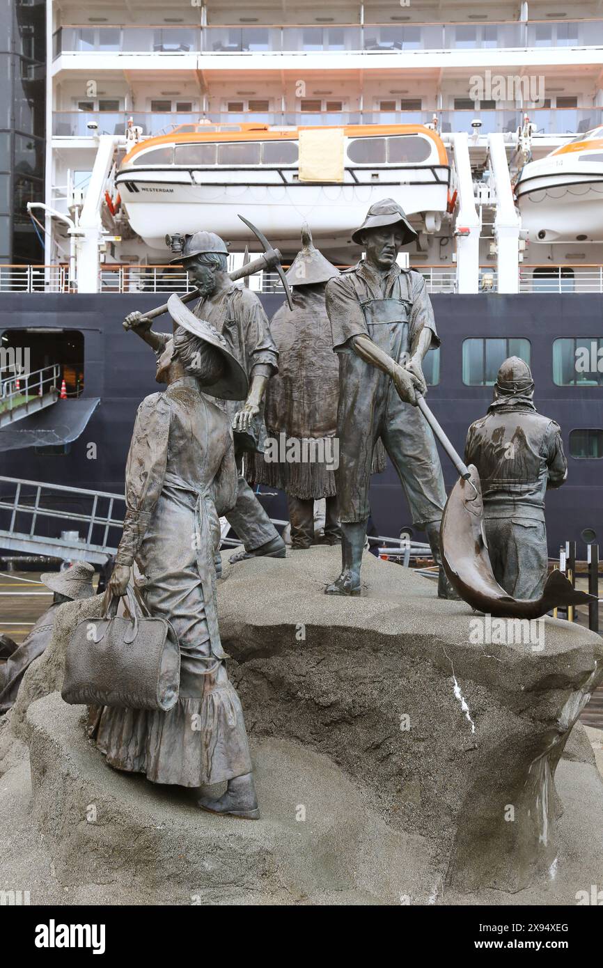 ‘The Rock’ (Dave Rubin, 2010, bronze), Waterfront Promenade, Ketchikan ...