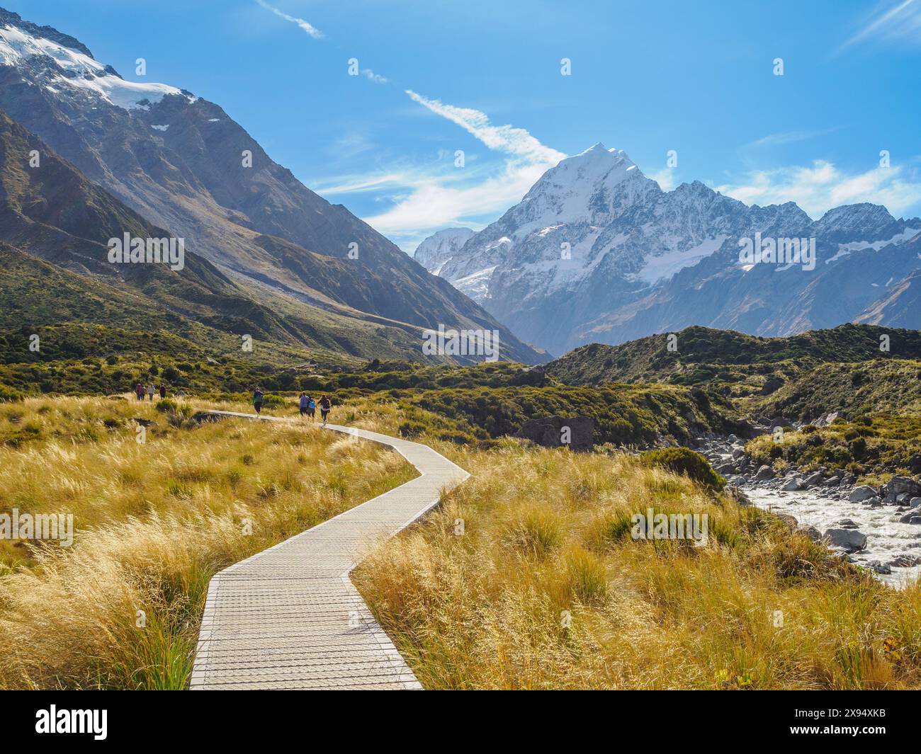 Boardwalk on the Hooker Valley Track and Aoraki (Mount Cook) in the ...