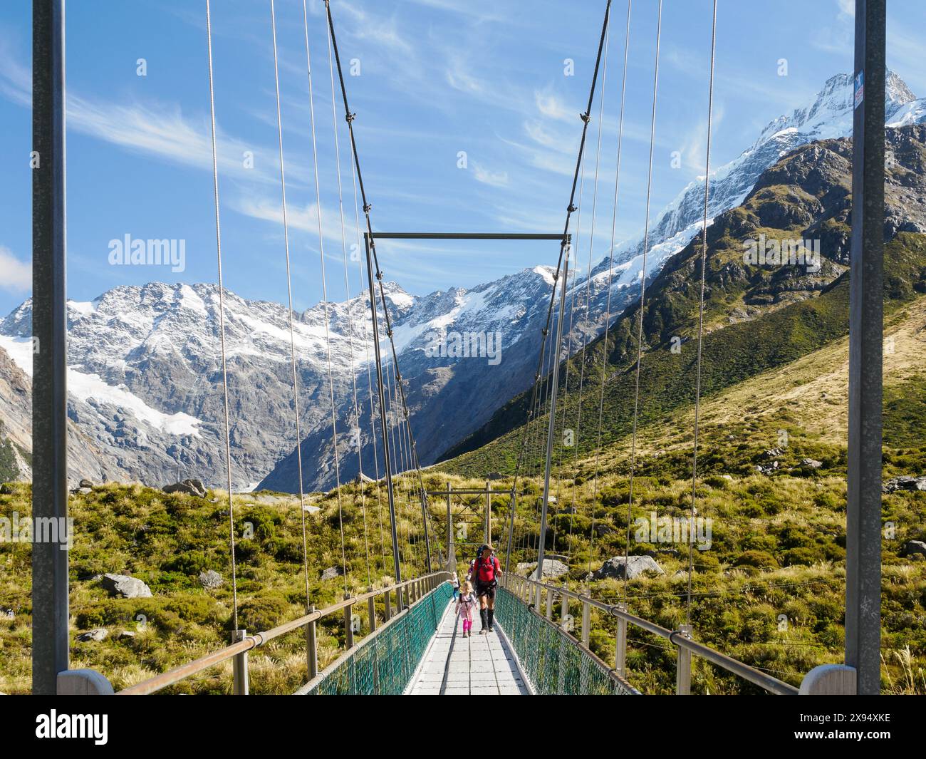 Swinging bridge and mountain views on the Hooker Valley Trail in Aoraki ...
