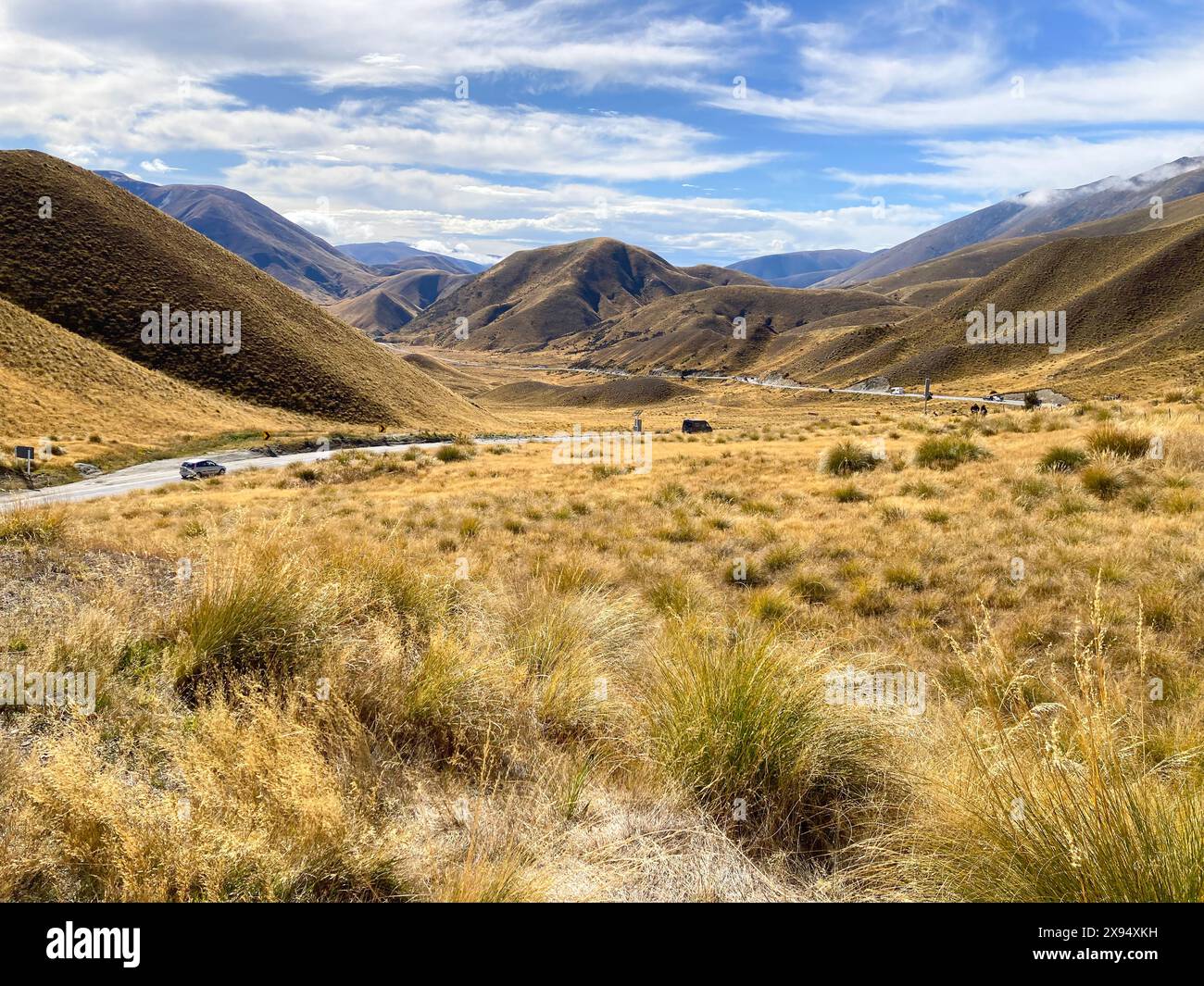 Highway 8 through the Lindis Valley, Southern Alps, South Island, New ...