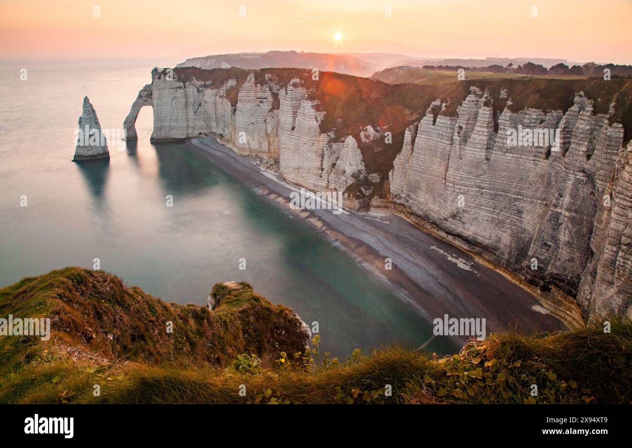 Falaise d'Aval, the famous white cliffs of Etretat village, Normandy ...