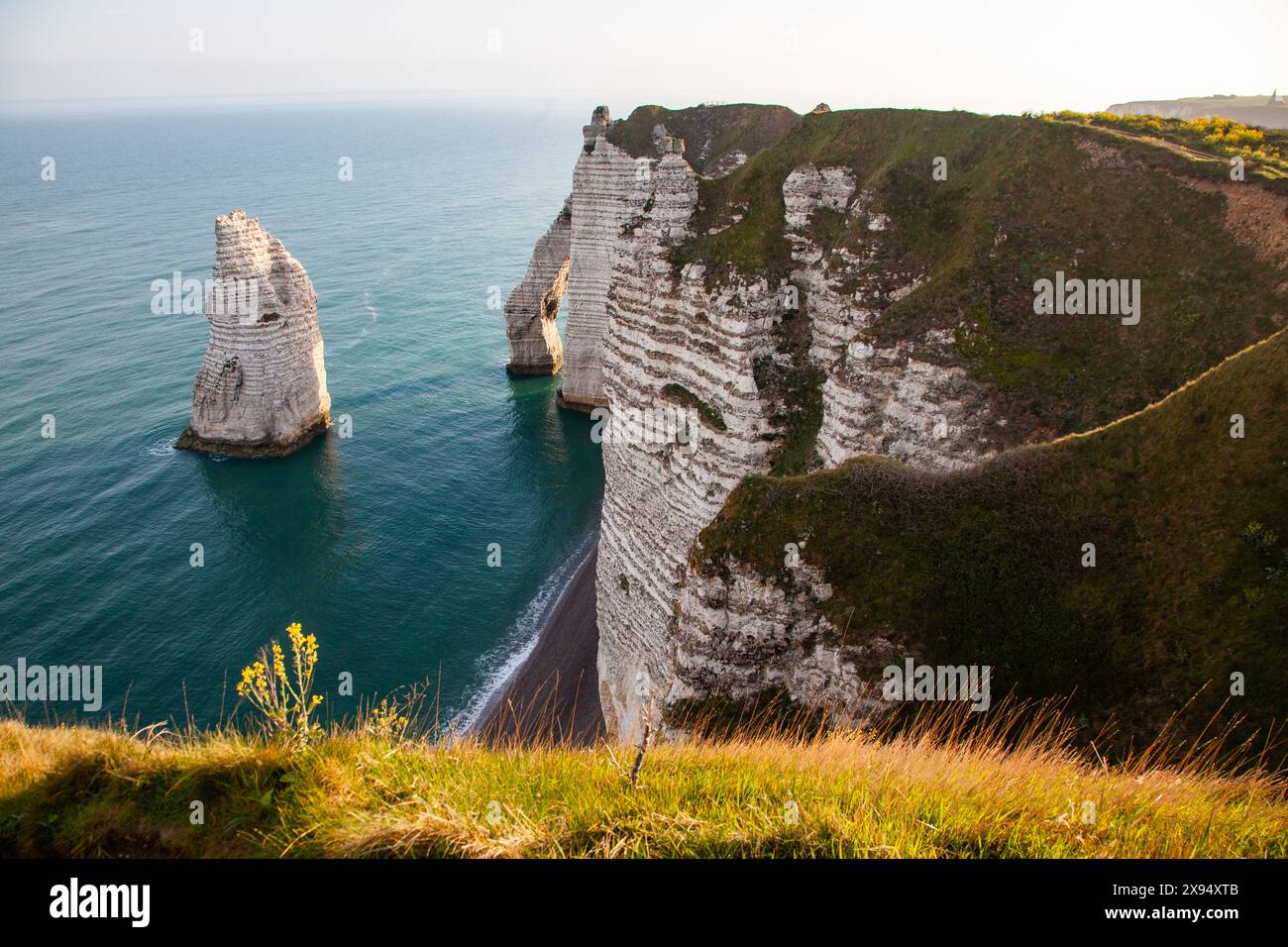Falaise d'Aval, the famous white cliffs of Etretat village, Normandy ...