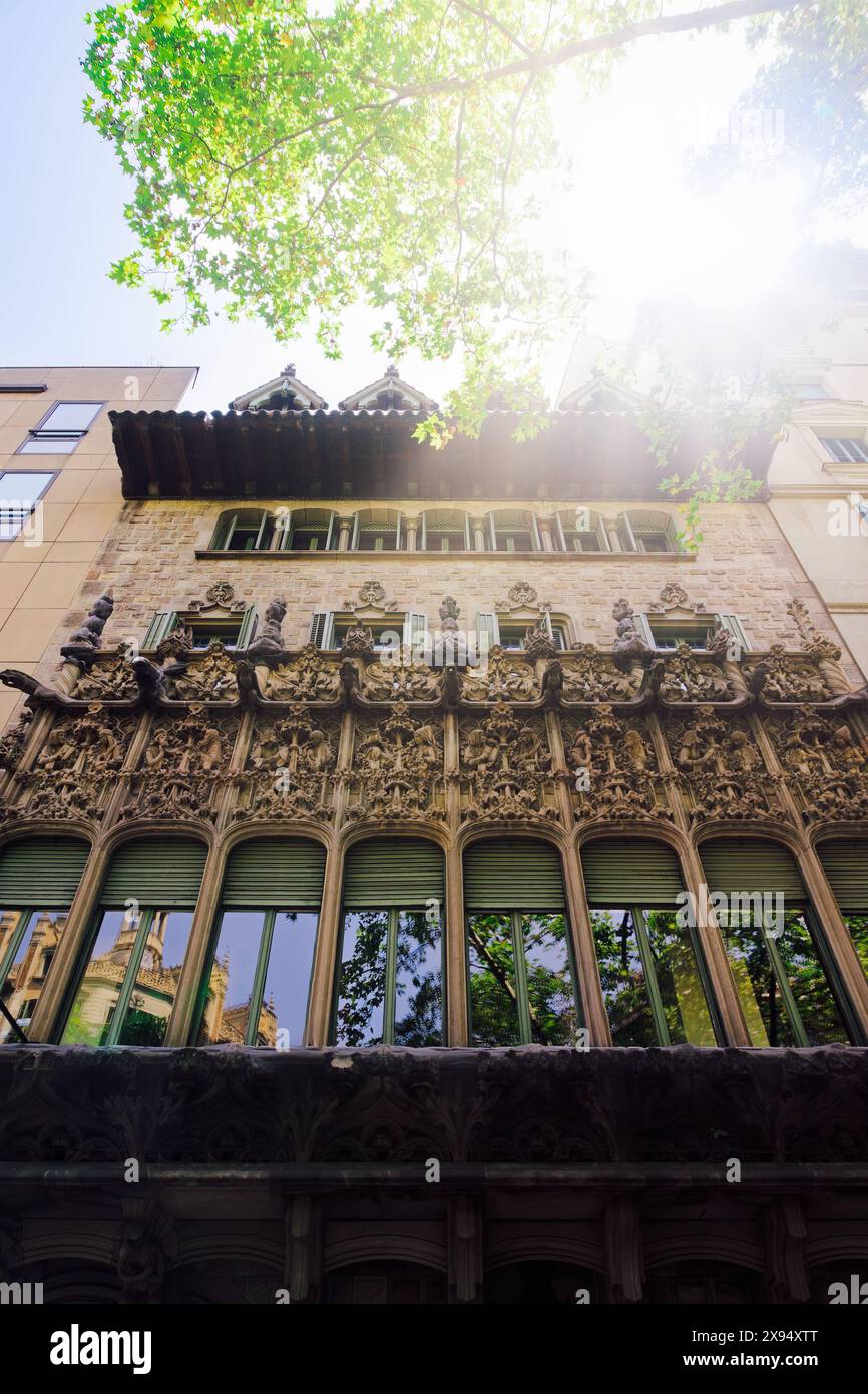 Palau del Baro de Quadras, Modernist palace by architect Josep Puig ...