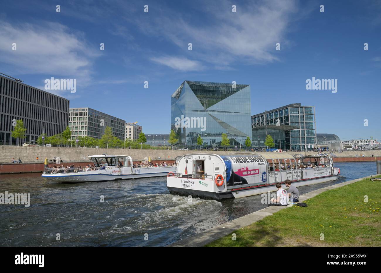 Office building Cube, Washingtonplatz, Central Station, Spree, Moabit ...