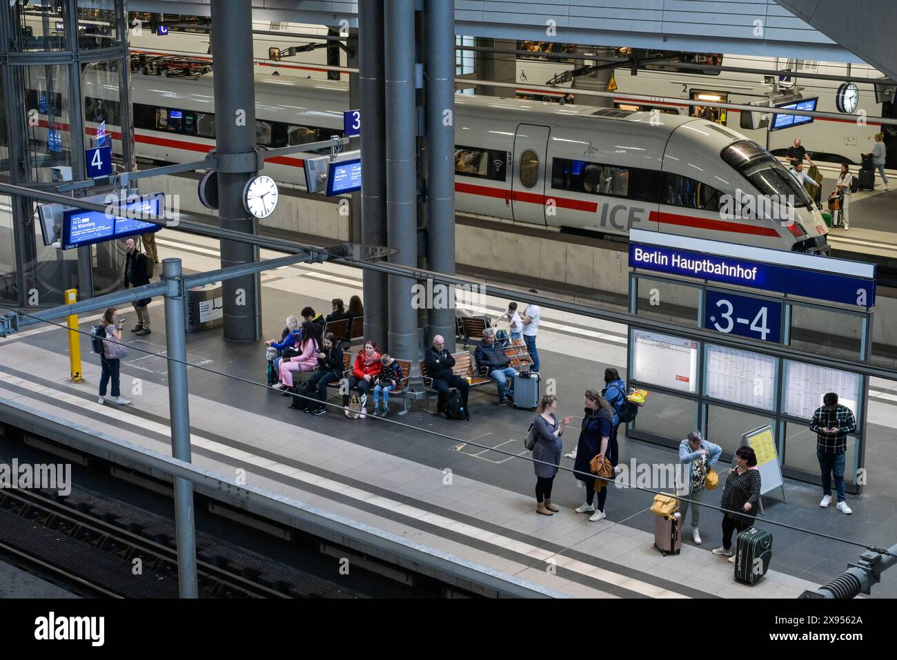 passengers, platform, main station, Berlin, Germany, Passagiere ...