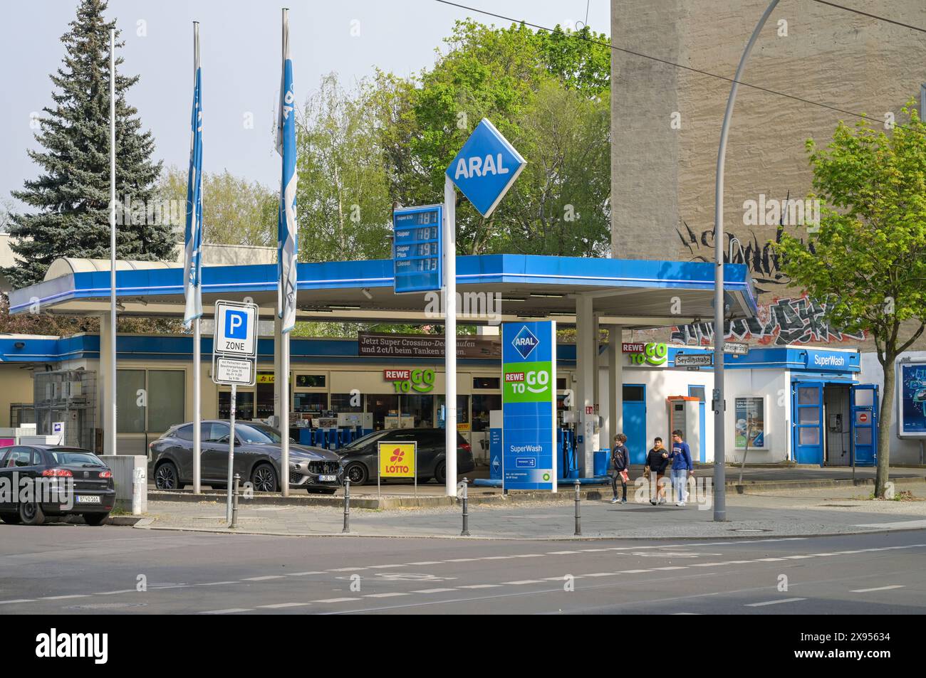 ARAL petrol station, Rathenower Straße, Moabit, Mitte, Berlin, Germany ...
