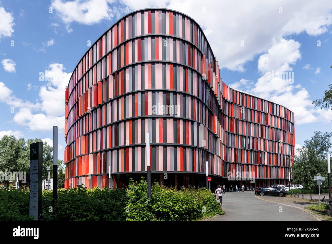 the office building Cologne Oval Offices by the architects Louisa ...