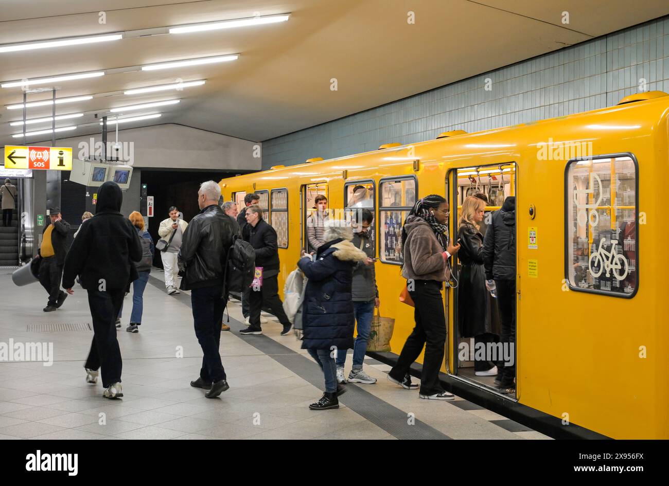 Train, U9, Turmstrasse subway station, Moabit, Mitte, Berlin, Germany ...