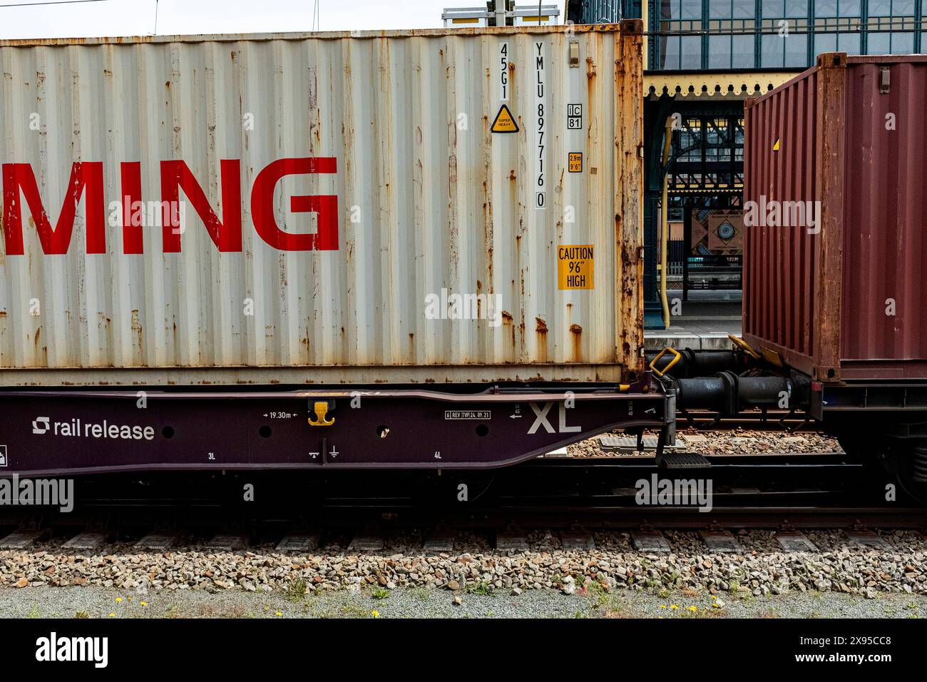 Importierend hi-res stock photography and images - Alamy