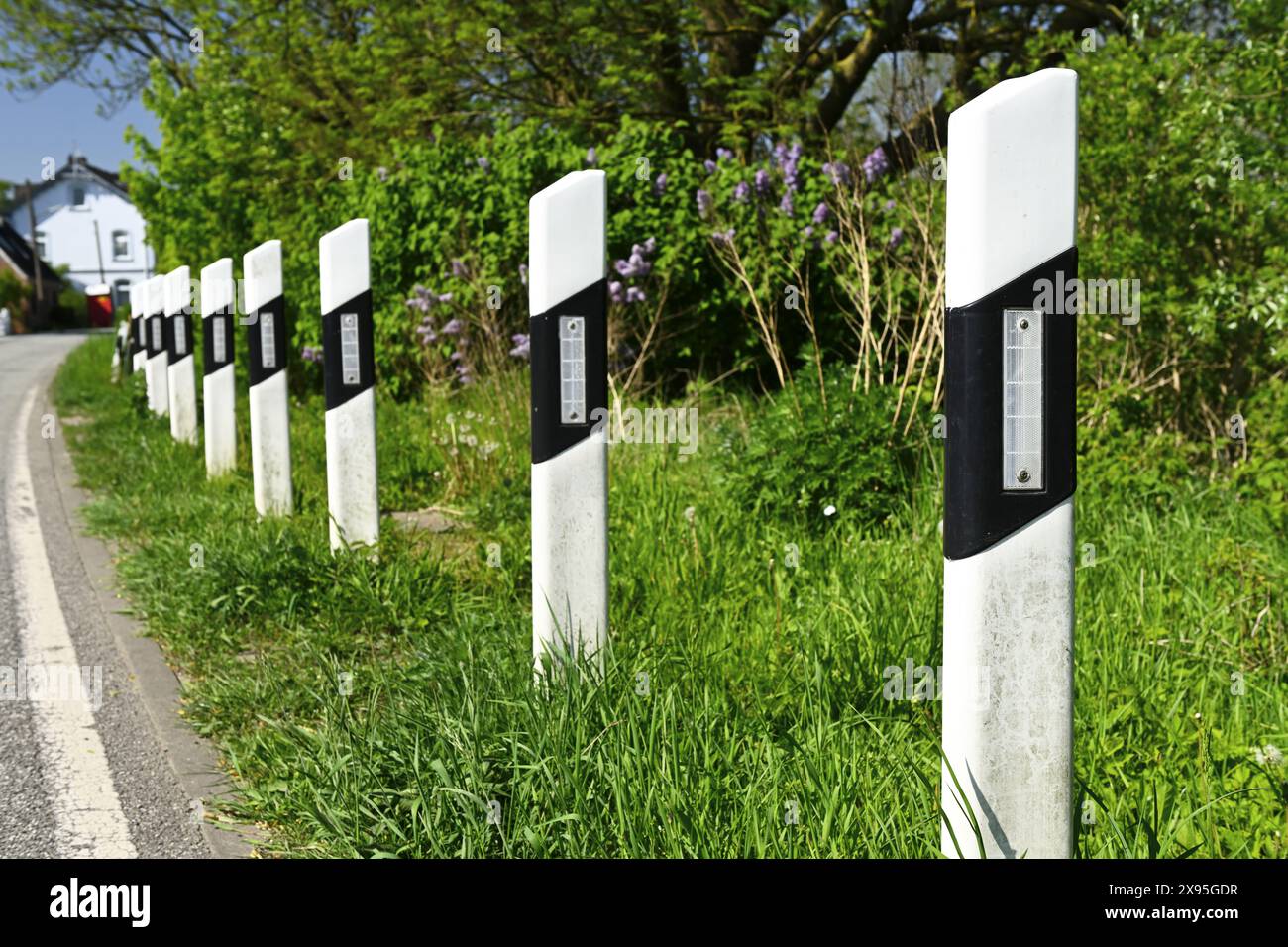 Leitpfosten am Straßenrand in Hamburg, Deutschland Stock Photo - Alamy